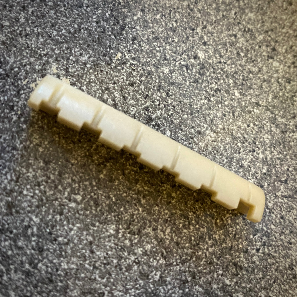 Earvana Compensated Nut – Acoustic & wound G SHELF TYPE – Feline Guitars