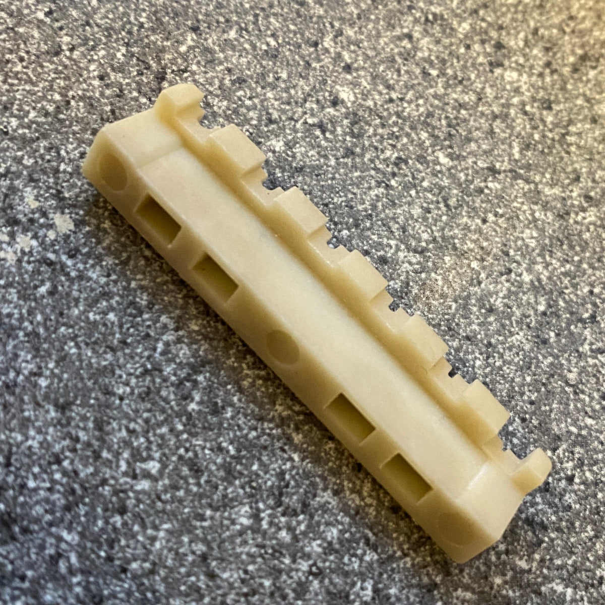 Earvana Compensated Nut – Acoustic & wound G SHELF TYPE – Feline Guitars