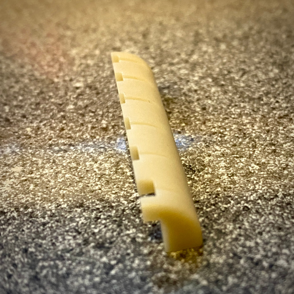 Earvana Compensated Nut – Acoustic & wound G SHELF TYPE – Feline Guitars